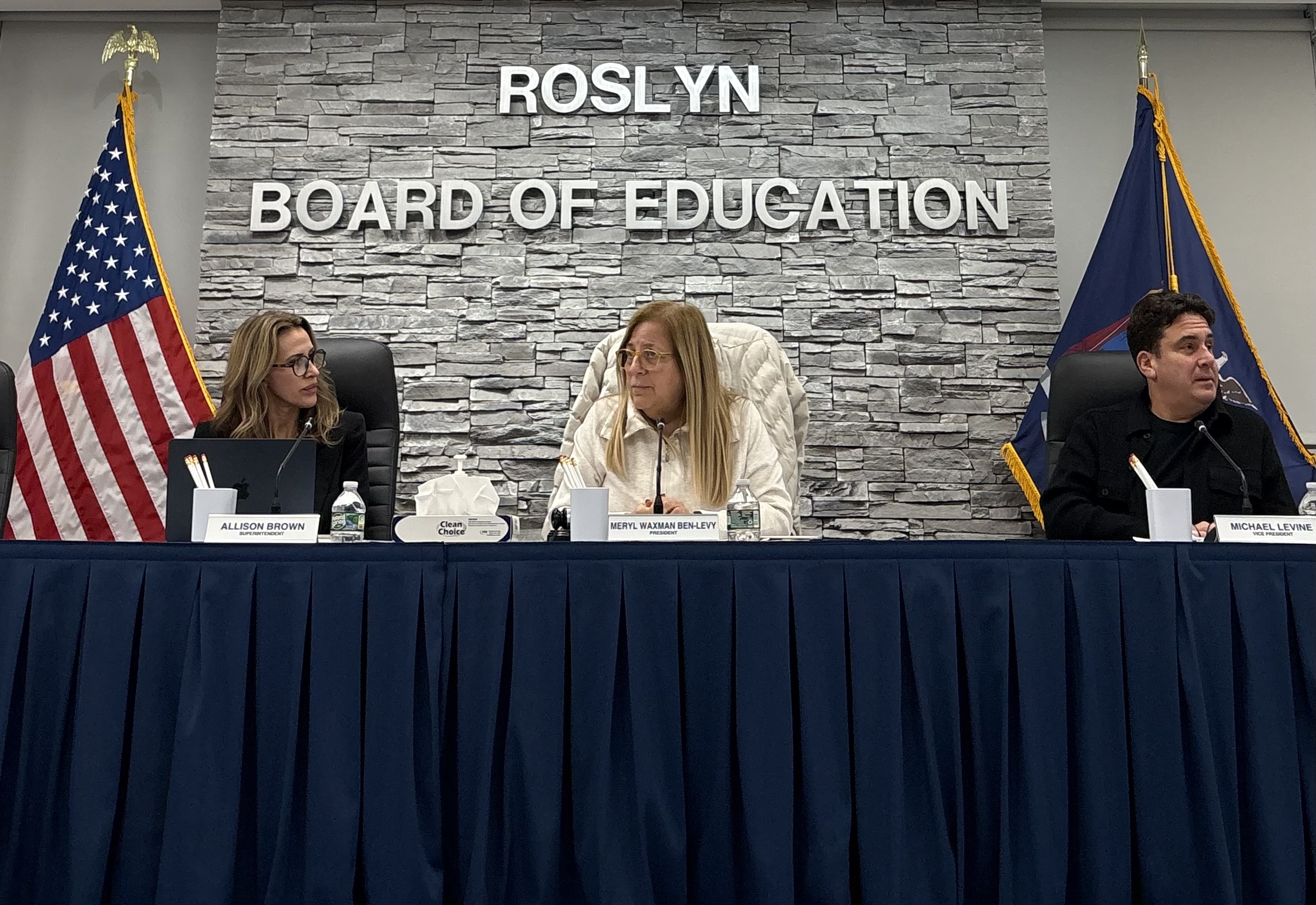 Roslyn School District opts out of regionalization