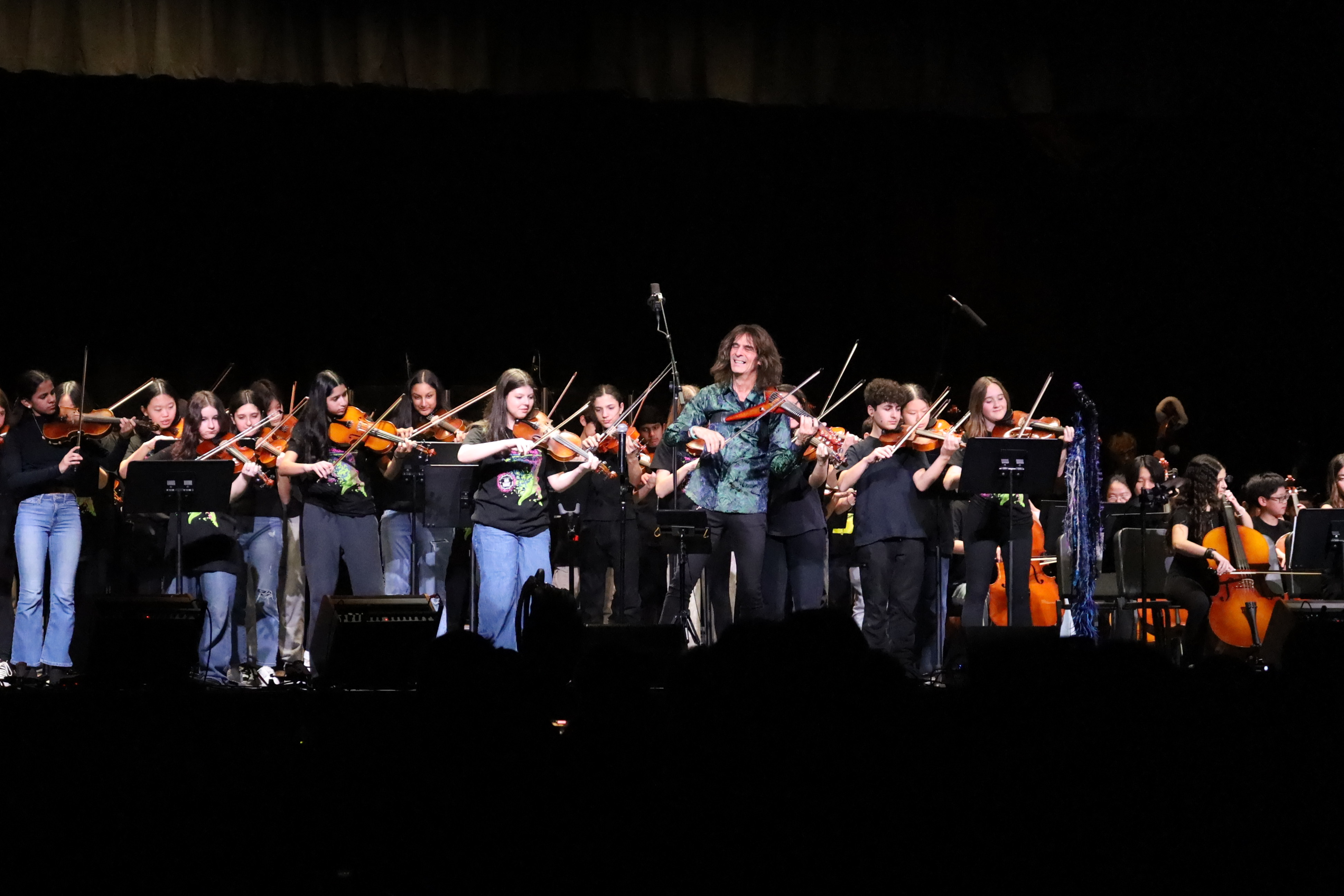 Electric violinist Mark Wood guides students through week of ...